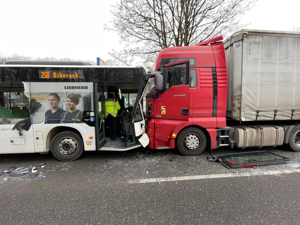 Schwerer Verkehrsunfall in Biberach: Schulbus kracht frontal in LKW