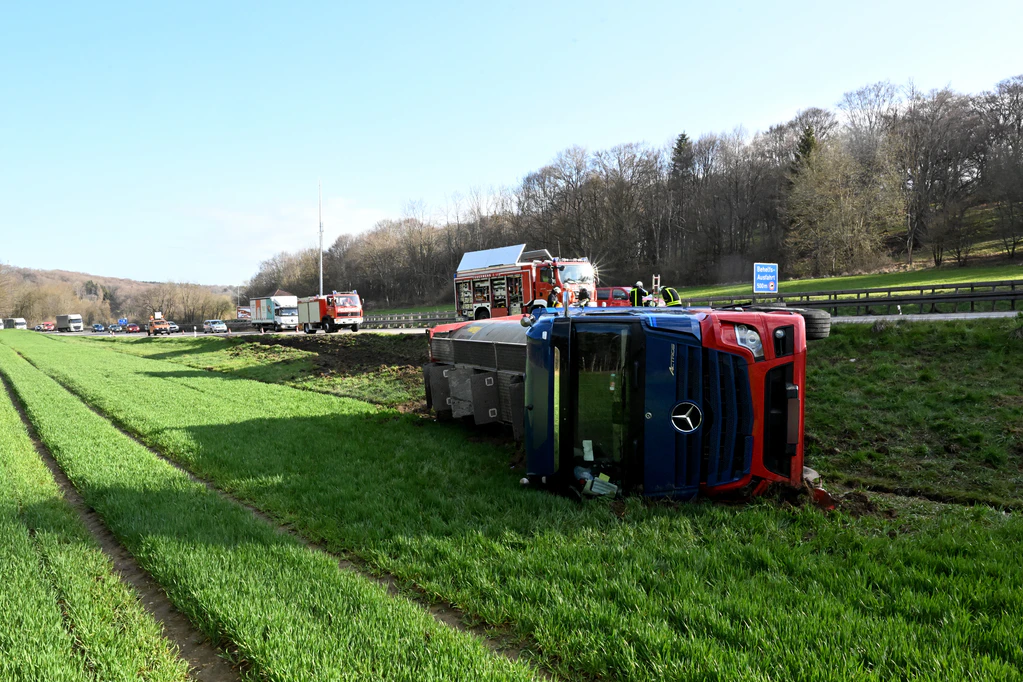 Lkw mit Latex-Ladung kippt auf A8 um | DONAU 3 FM