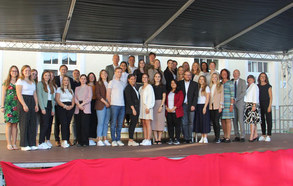 Günzburg: Neue Lehrkräfte vereidigt | DONAU 3 FM