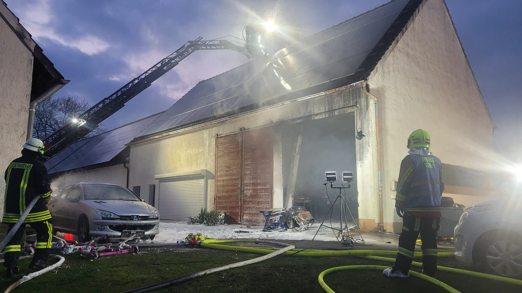 Wettenhausen: 300.000 Euro Schaden und zwei Verletzte nach Brand einer Lagerhalle | DONAU 3 FM