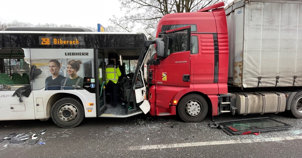 Schwerer Verkehrsunfall in Biberach: Schulbus kracht frontal in LKW