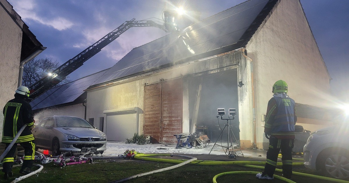 Wettenhausen: 300.000 Euro Schaden und zwei Verletzte nach Brand einer Lagerhalle | DONAU 3 FM